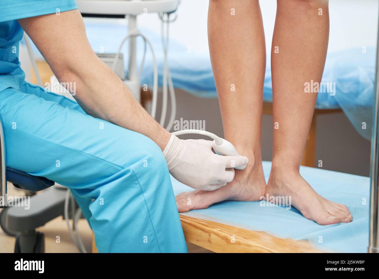 Doctor examining ankle female patient hi-res stock photography and ...