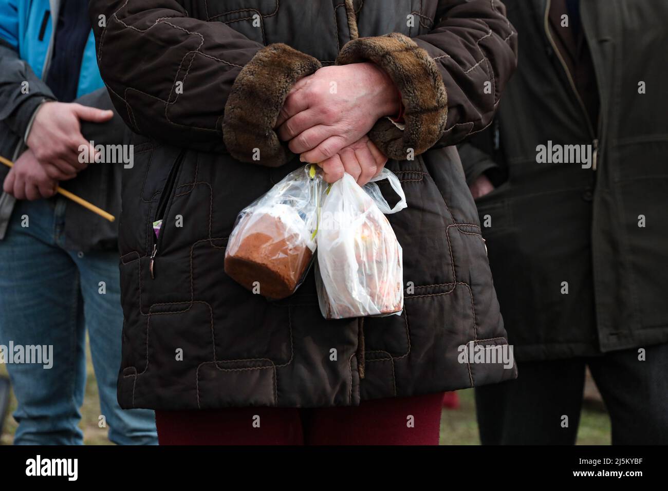 Non Exclusive: BUCHA, UKRAINE - APRIL 24, 2022 - A woman holds two ...