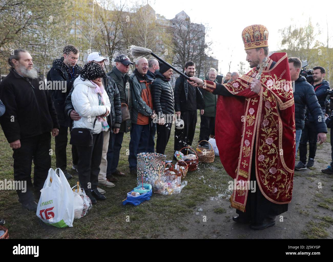 Non Exclusive: BUCHA, UKRAINE - APRIL 24, 2022 - A priest blesses ...