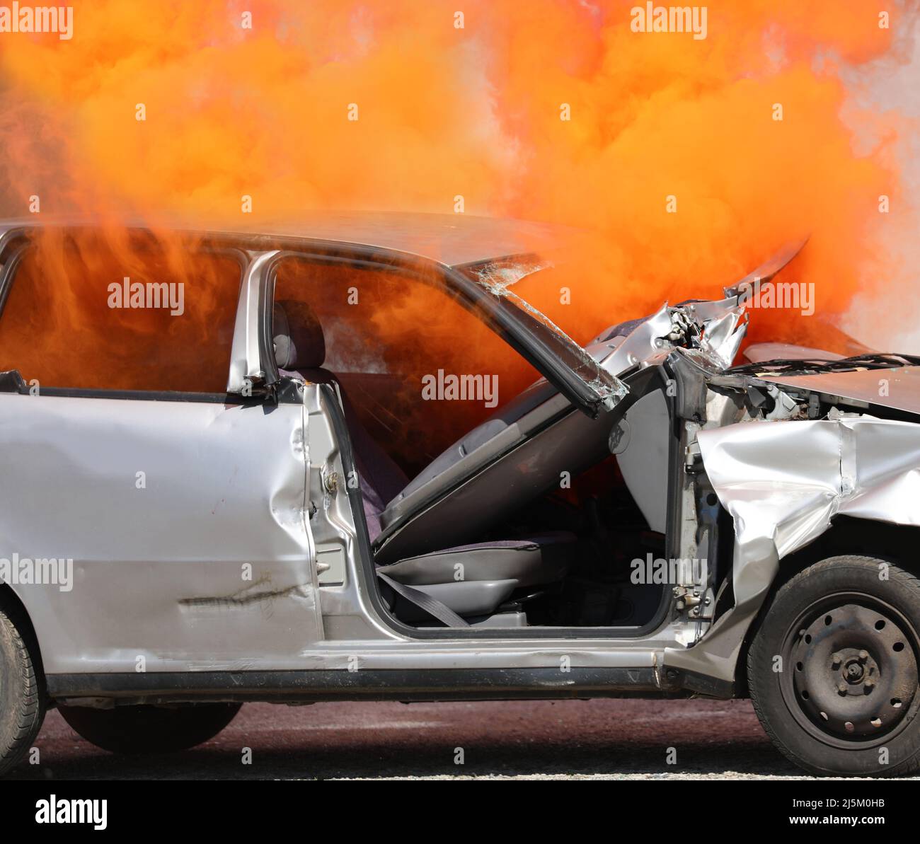 Smoke coming out of car hi-res stock photography and images - Alamy