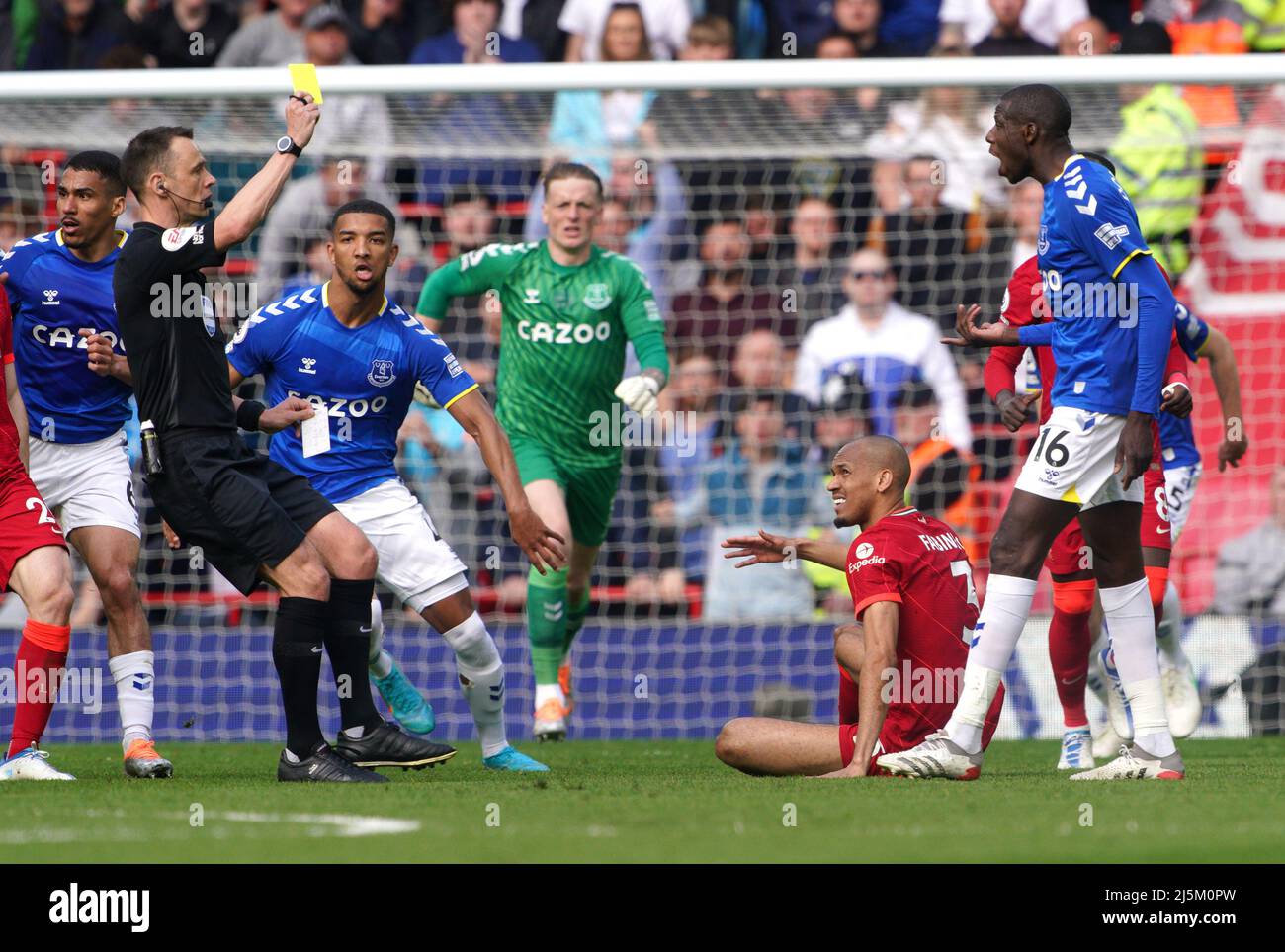 Stuart attwell referee 2022 hi-res stock photography and images - Alamy