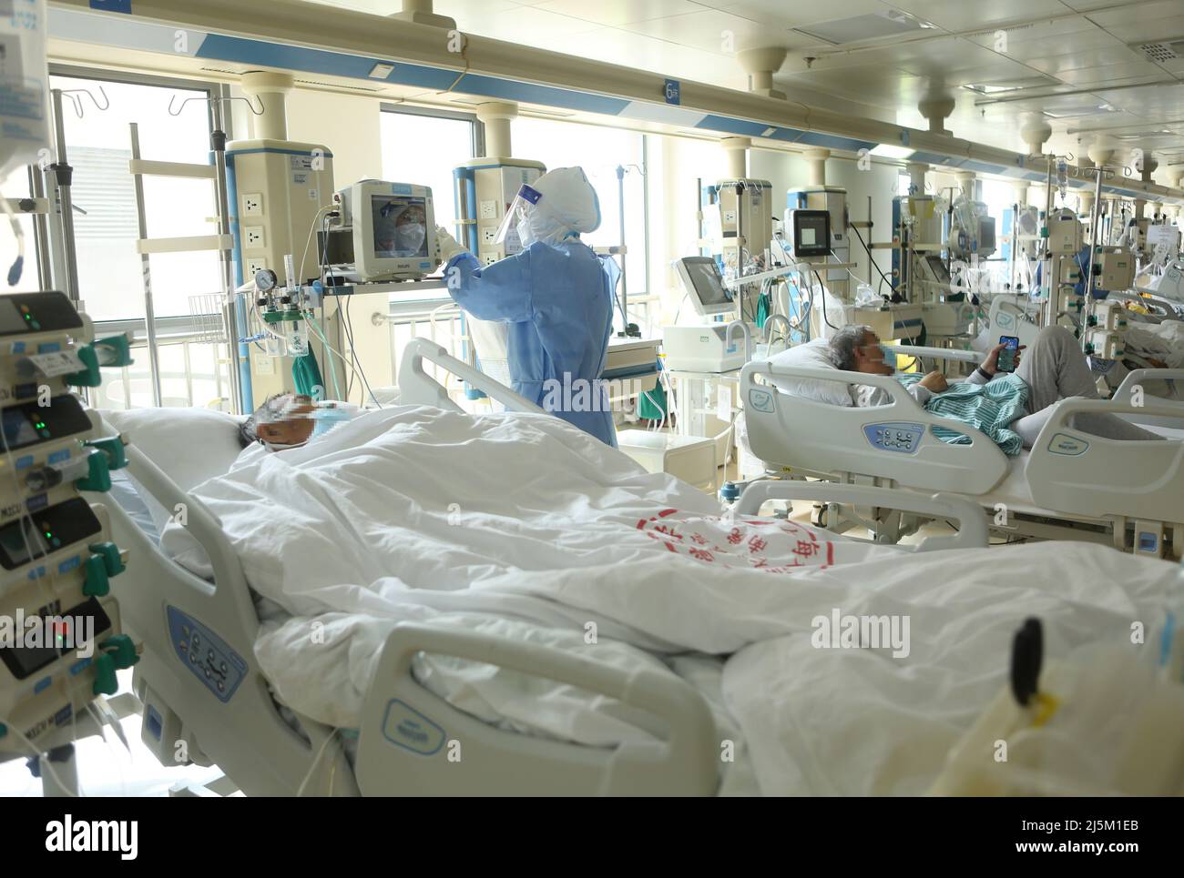 Shanghai, China. 24th Apr, 2022. Medical staff work at the intensive ...