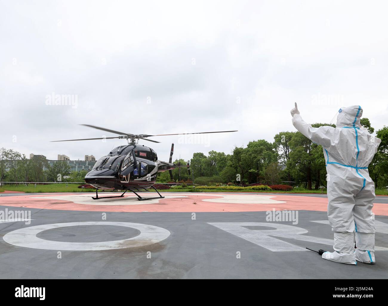 Shanghai, China. 24th Apr, 2022. A ground commander gives instructions ...