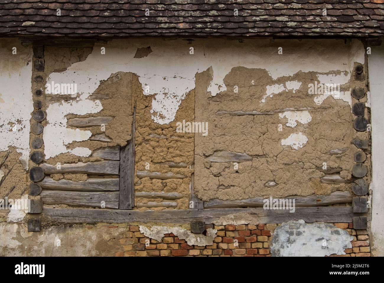 Abandoned mud straw house hi-res stock photography and images - Alamy