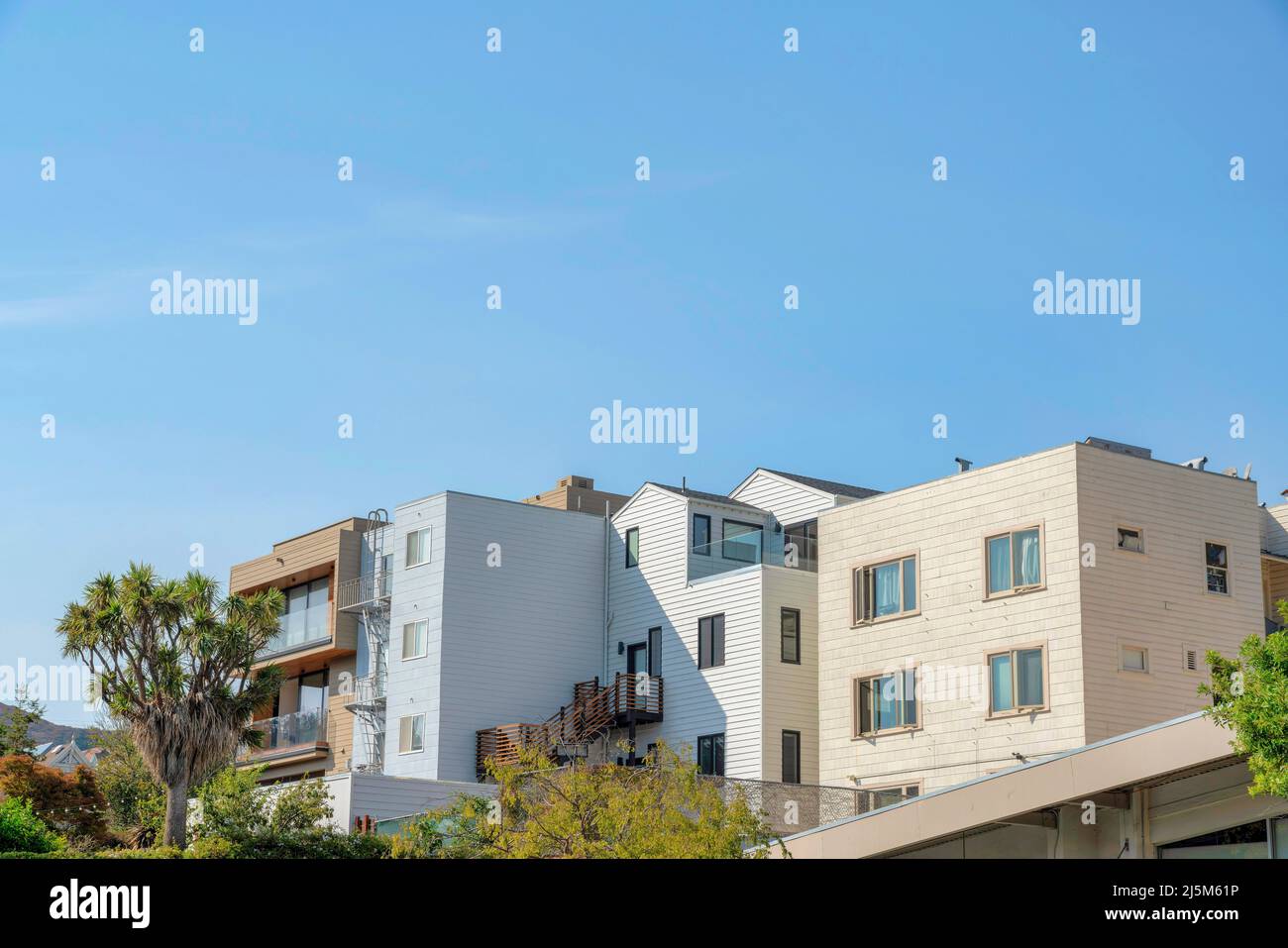 Modern apartment complex california hi-res stock photography and images ...