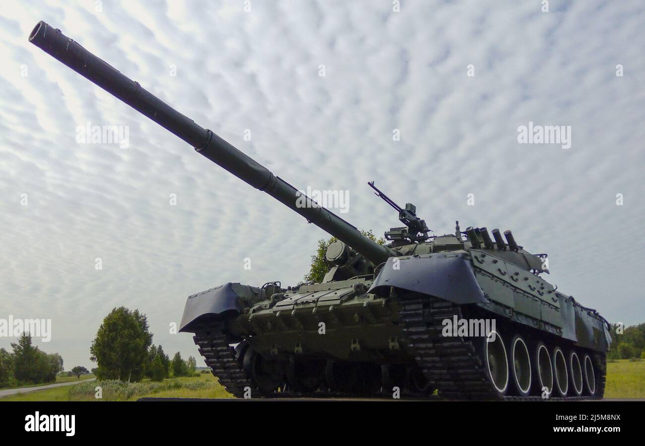 A modern Russian tank against a sky with cirrus clouds Stock Photo - Alamy