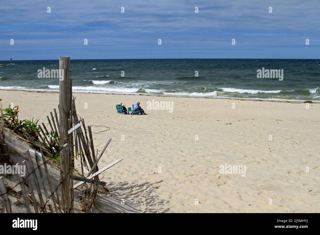 People on beach in cold weather hi-res stock photography and images - Alamy