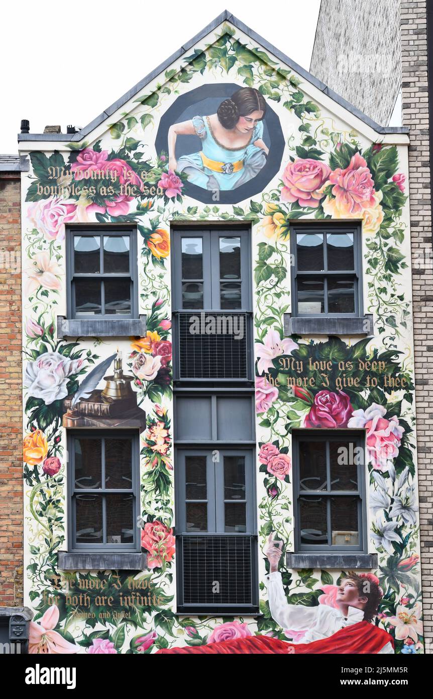 Romeo and Juliet mural in Shoreditch, London Stock Photo - Alamy