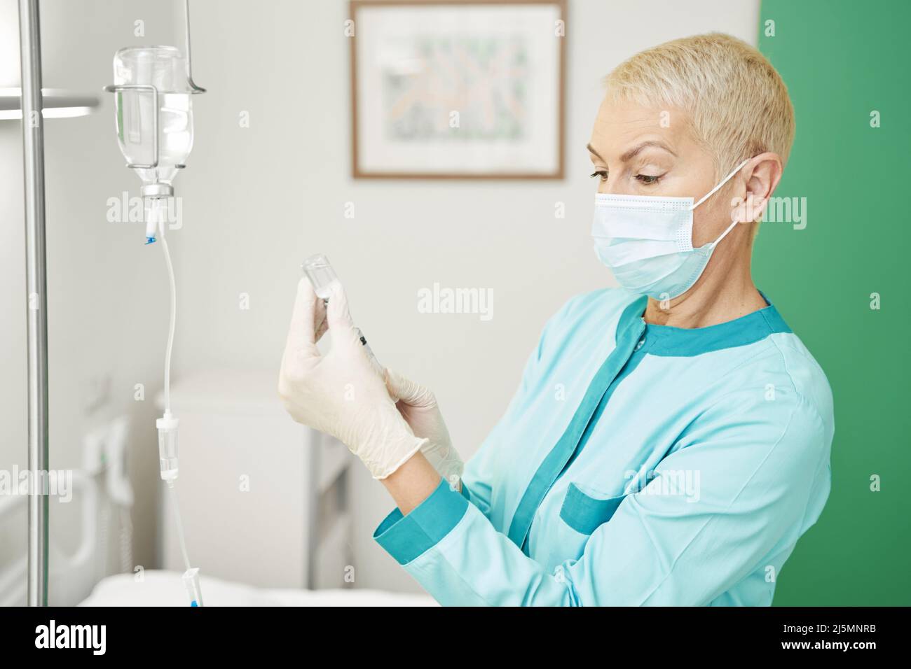 Nurse from hospital ward taking hi-res stock photography and images - Alamy