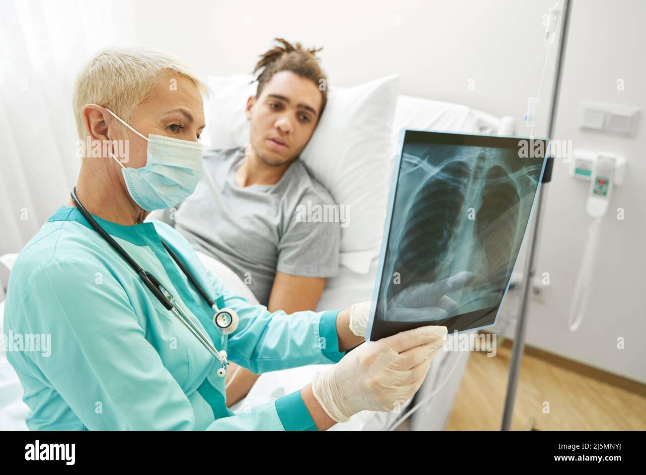 Medical professional talking to patient about x-ray Stock Photo - Alamy