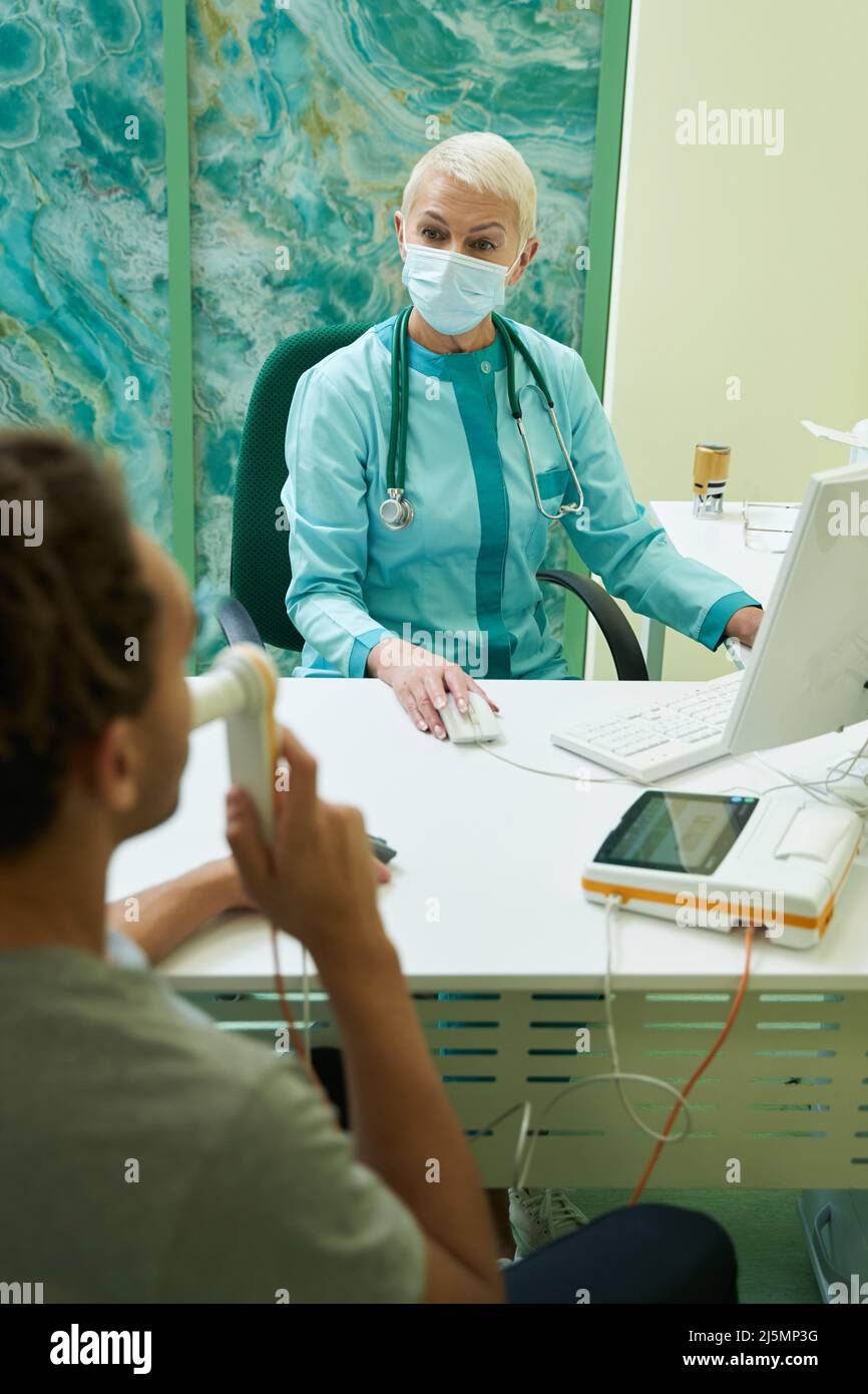 Spirometer and doctor hi-res stock photography and images - Alamy