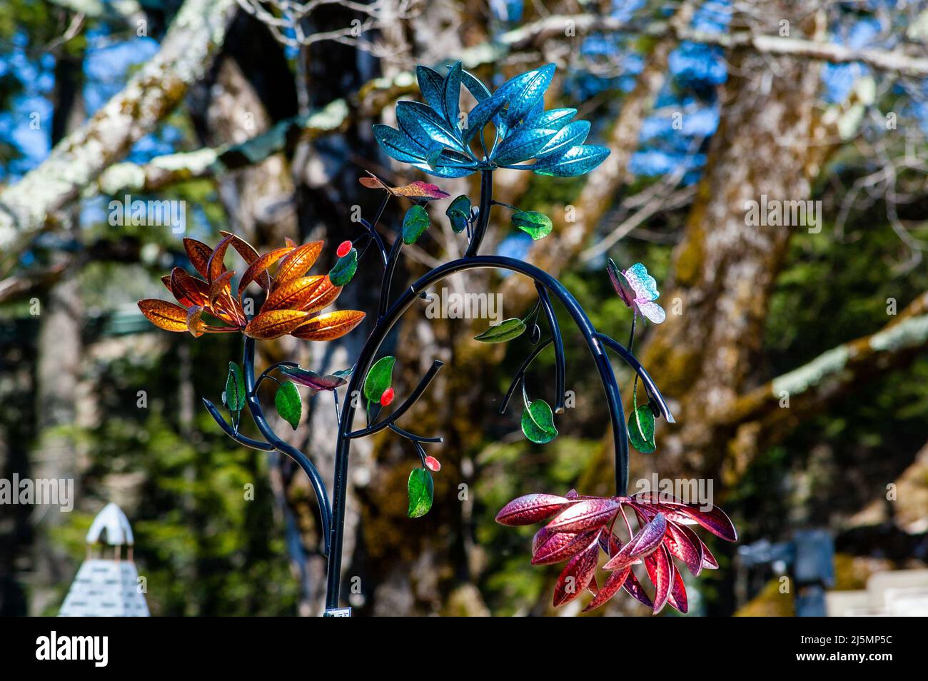 Metal flowers hi-res stock photography and images - Alamy