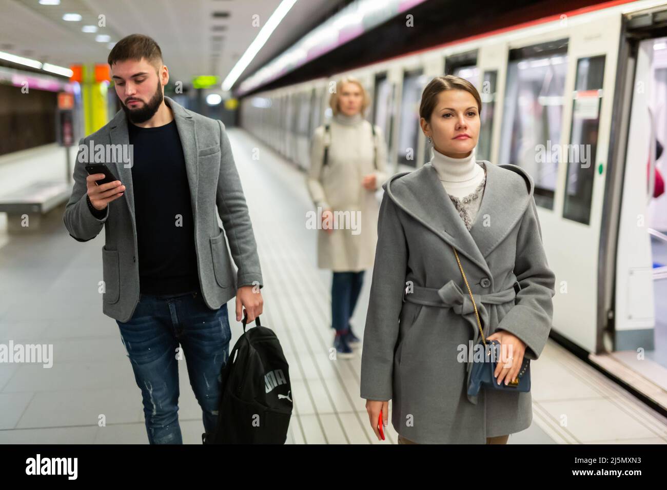 Girl reading subway map hi-res stock photography and images - Alamy