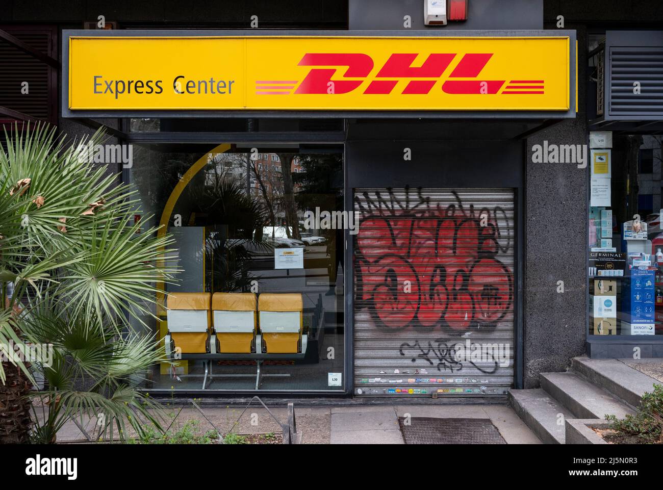 Dhl logos hi-res stock photography and images - Alamy