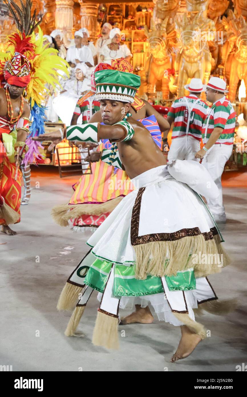 Rio De Janeiro, Brazil . 24th Apr, 2022. Members of Grande Rio samba ...