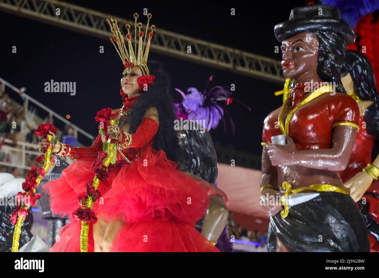 Rio De Janeiro, Brazil . 24th Apr, 2022. Members of Grande Rio samba ...