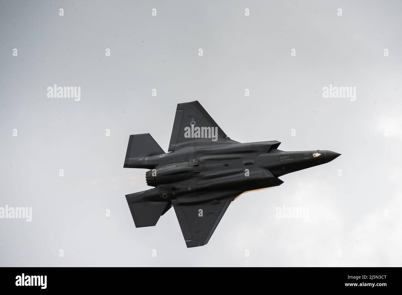 A U.S. Air Force F-22 Raptor performs maneuvers during The Great Texas ...