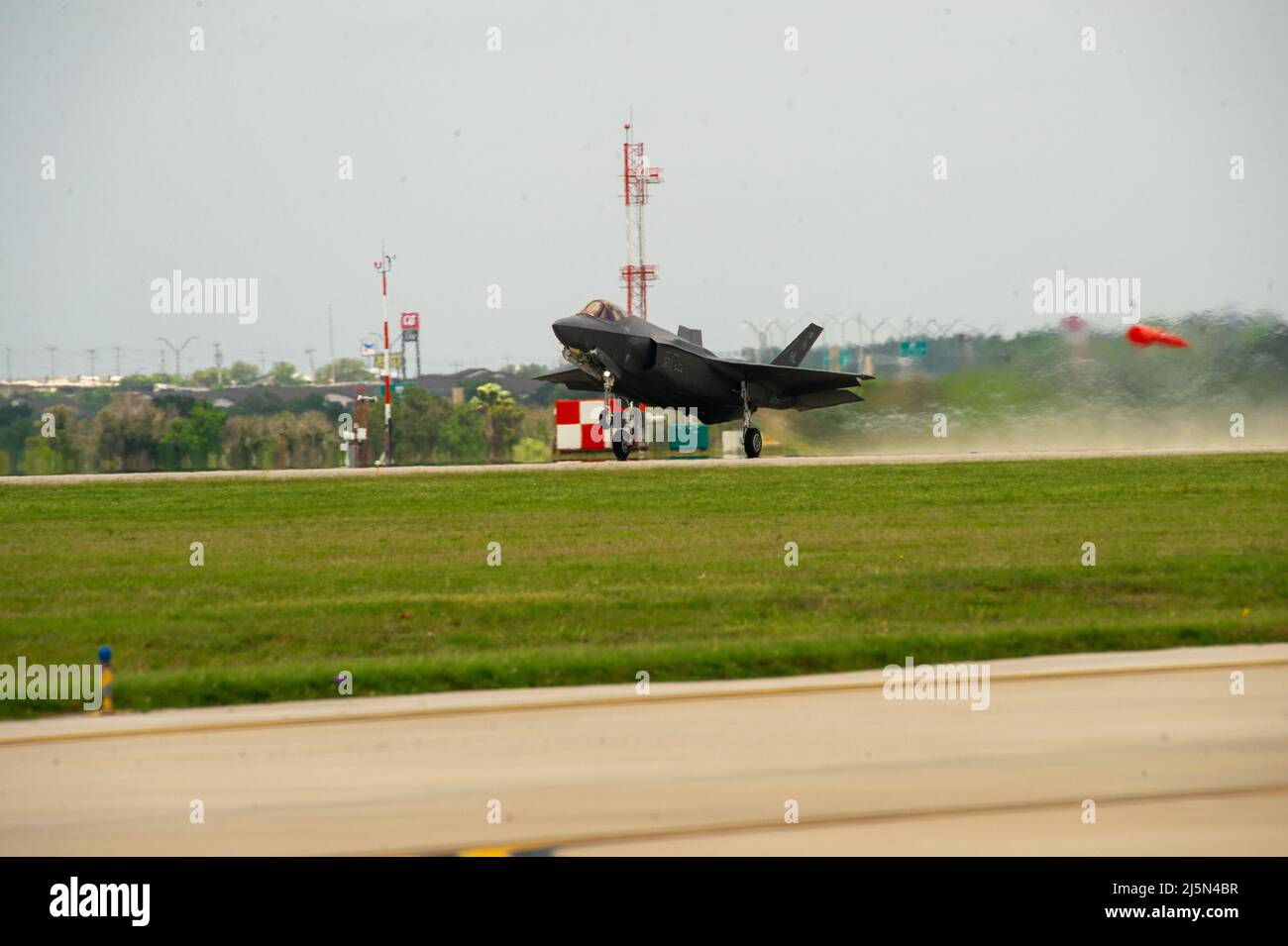 A U.S. Air Force F-22 Raptor performs maneuvers during The Great Texas ...