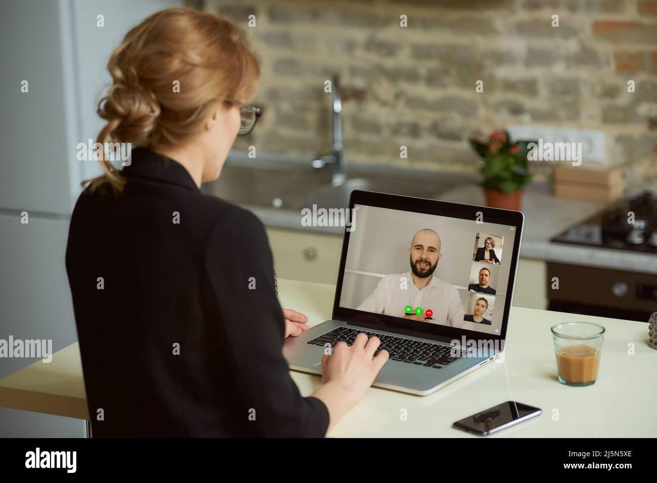 Computer screen over shoulder hi-res stock photography and images - Alamy
