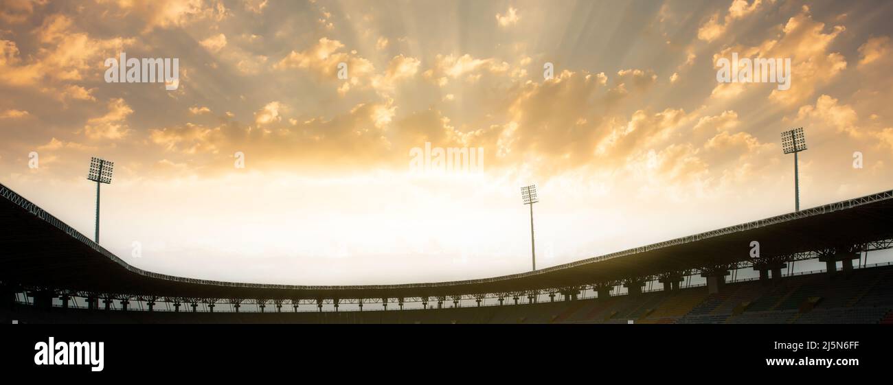 Stadium lights silhouette hi-res stock photography and images - Alamy