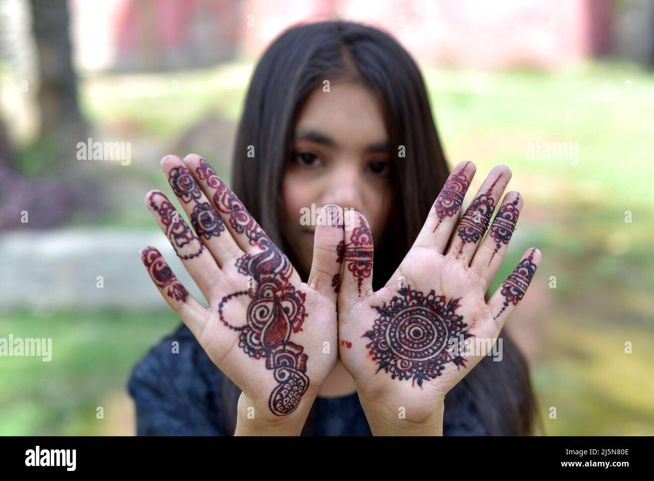 Lahore, Pakistan. 24th Apr, 2022. Pakistani girls have henna ...