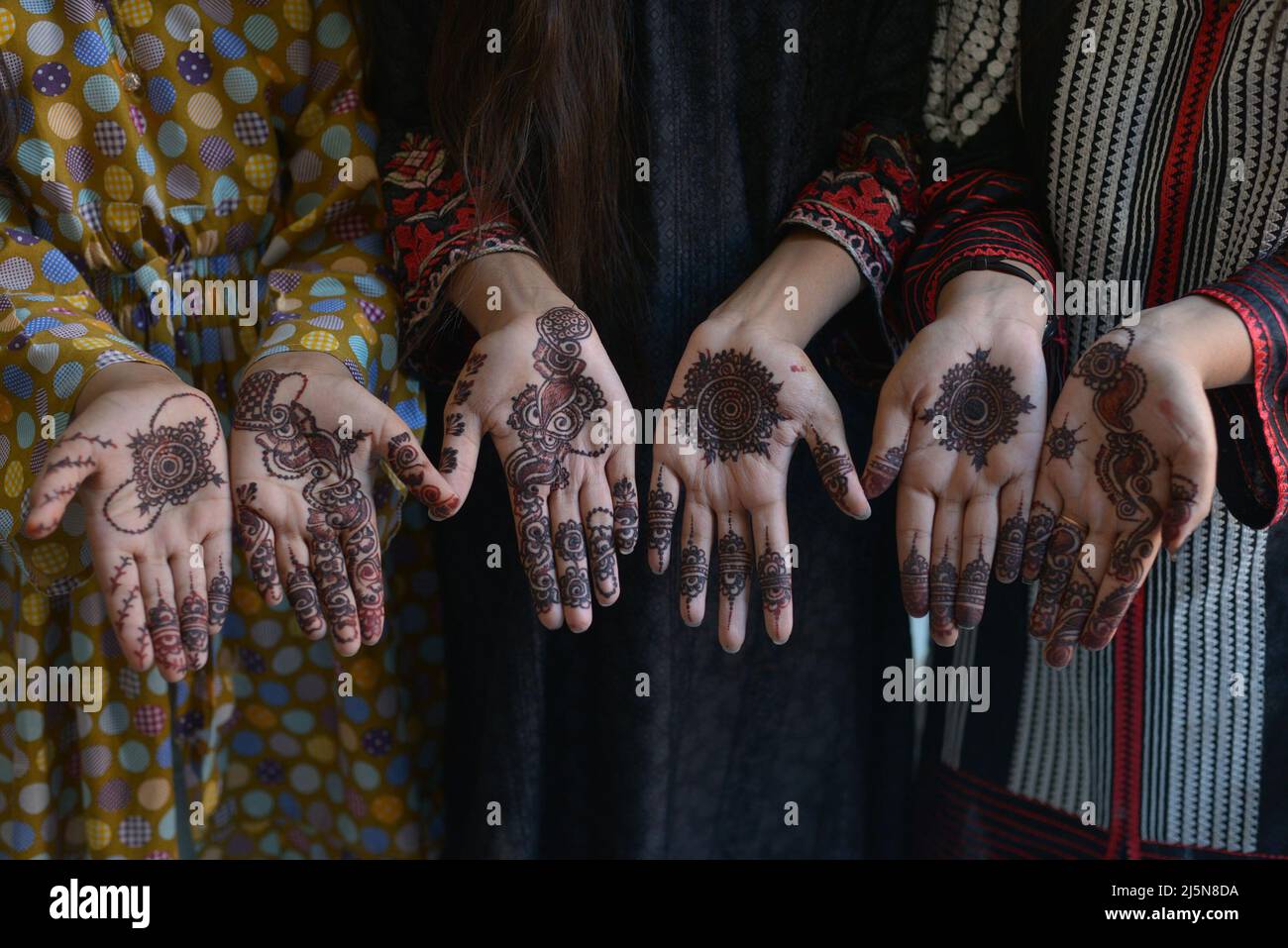 Lahore, Punjab, Pakistan. 24th Apr, 2022. Pakistani girls have henna ...