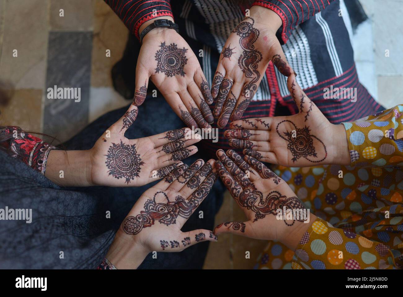 Lahore, Punjab, Pakistan. 24th Apr, 2022. Pakistani girls have henna ...