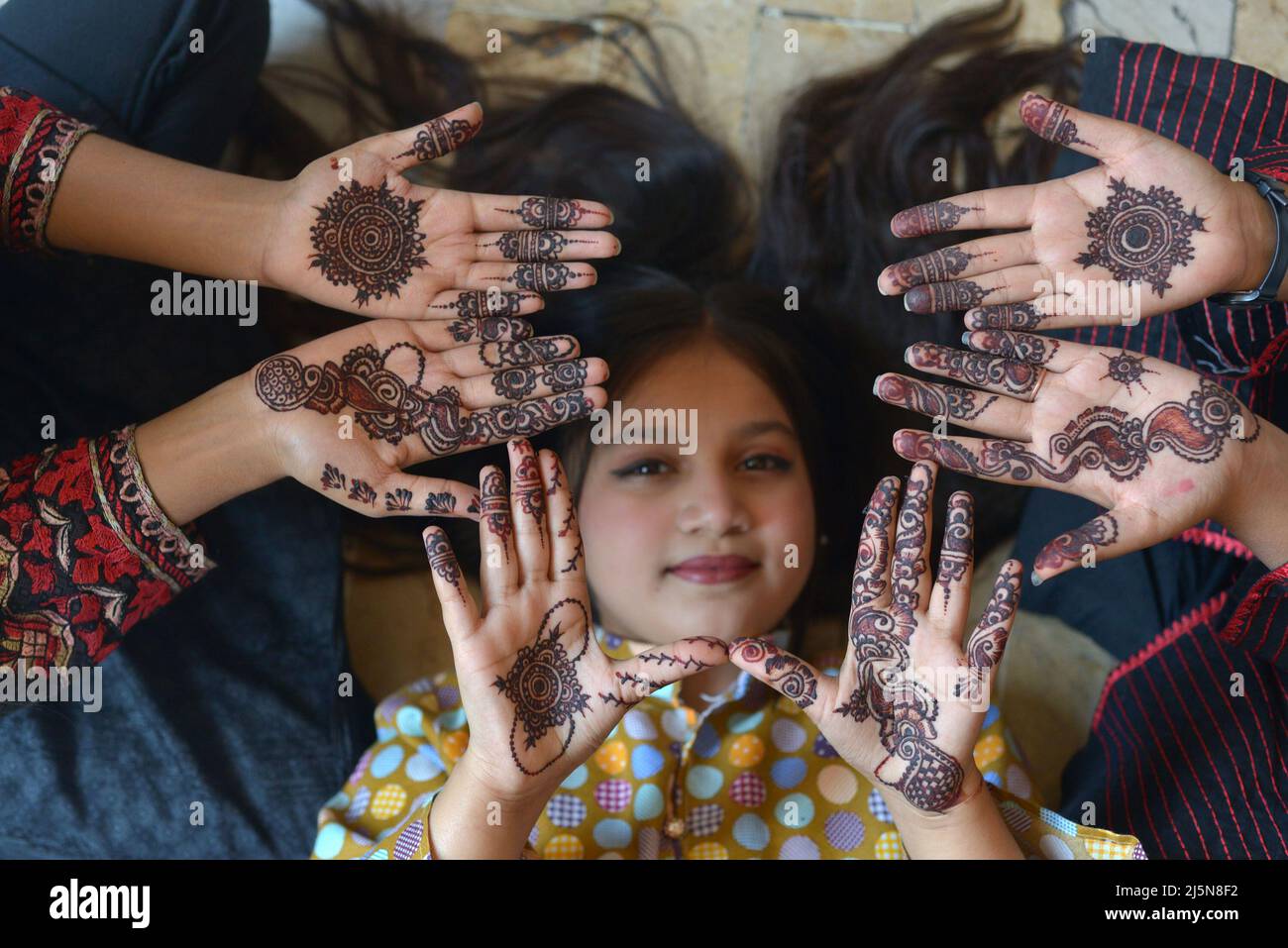 Lahore, Punjab, Pakistan. 24th Apr, 2022. Pakistani girls have henna ...