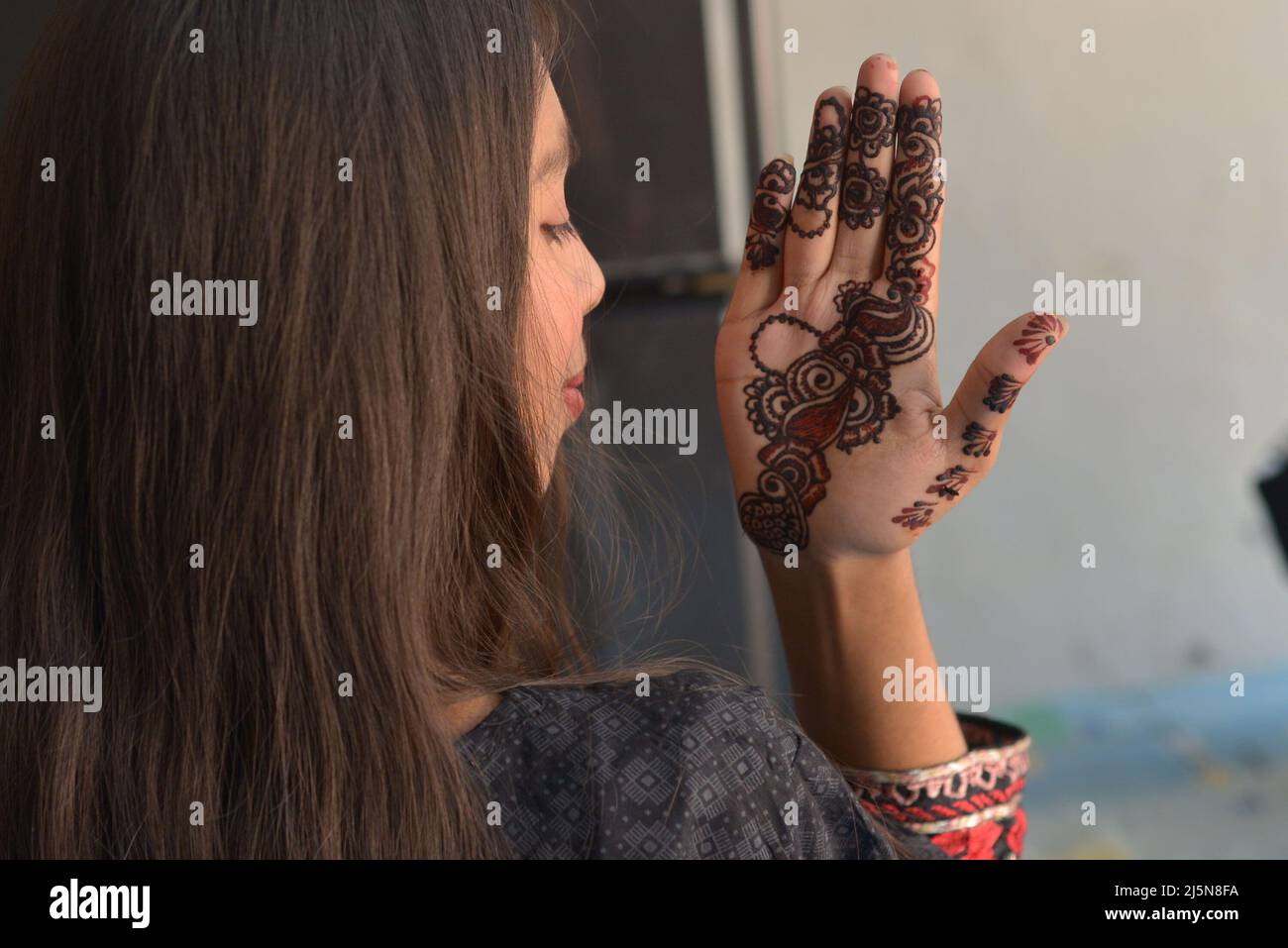 Lahore, Punjab, Pakistan. 24th Apr, 2022. Pakistani girls have henna ...