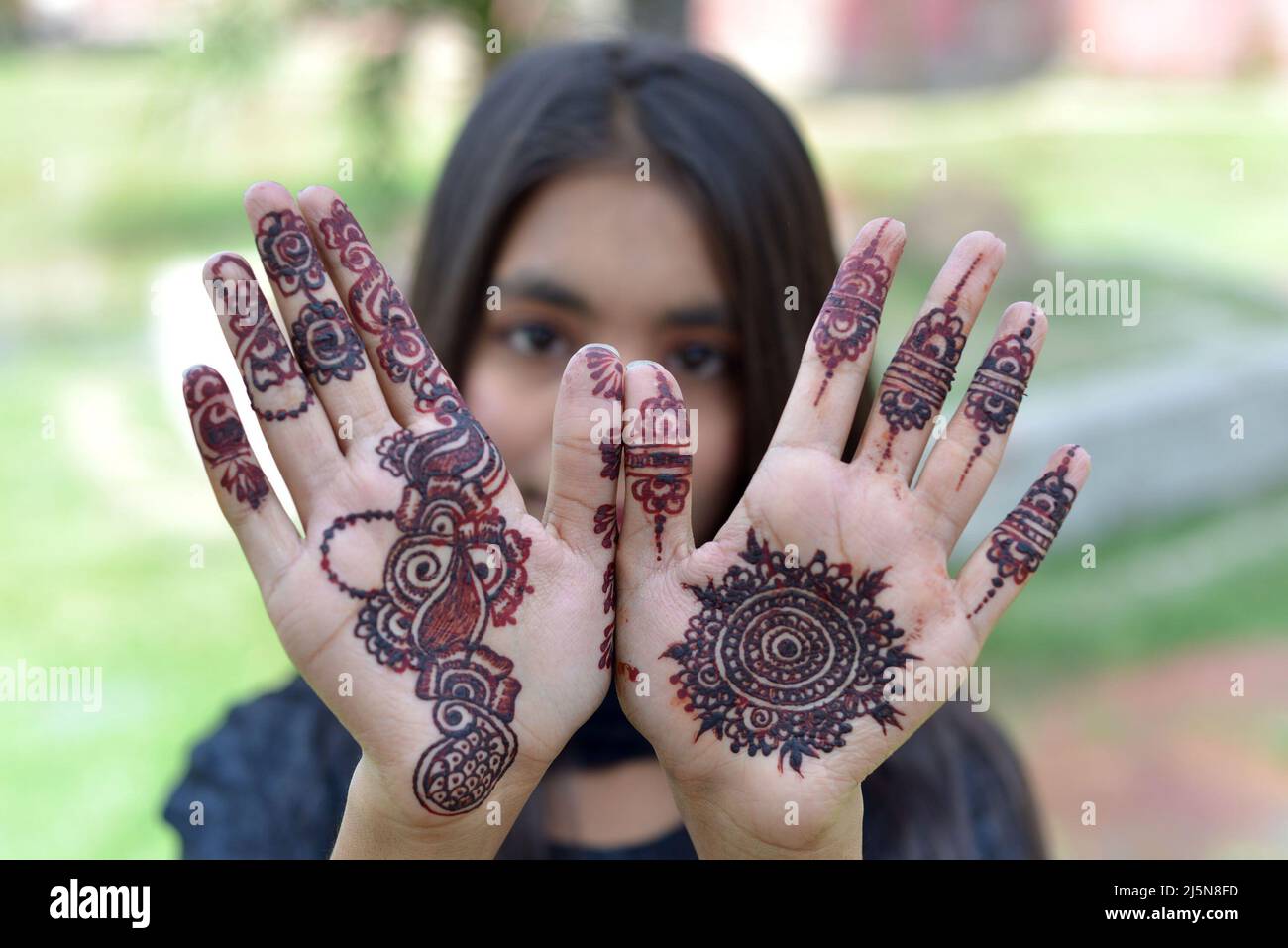 Lahore, Punjab, Pakistan. 24th Apr, 2022. Pakistani girls have henna ...