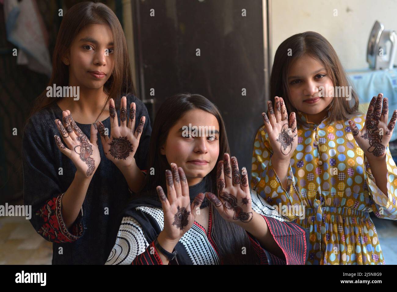 Lahore, Punjab, Pakistan. 24th Apr, 2022. Pakistani girls have henna ...