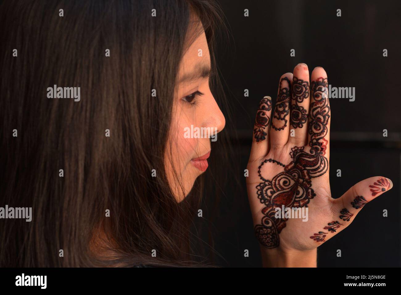 Lahore, Punjab, Pakistan. 24th Apr, 2022. Pakistani girls have henna ...