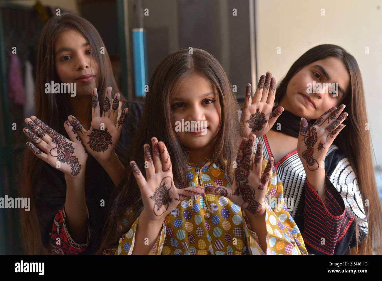 Lahore, Punjab, Pakistan. 24th Apr, 2022. Pakistani girls have henna ...
