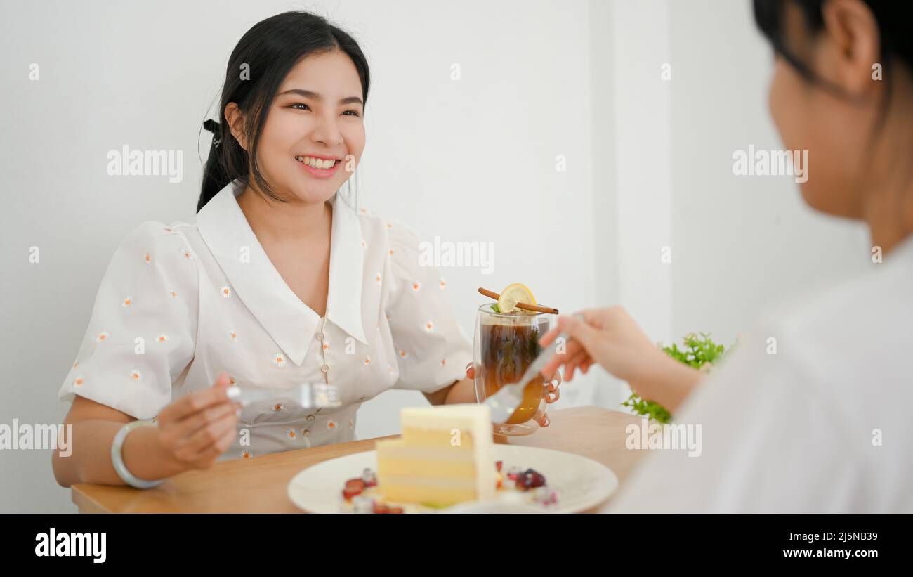 Friends eating sweets hi-res stock photography and images - Alamy