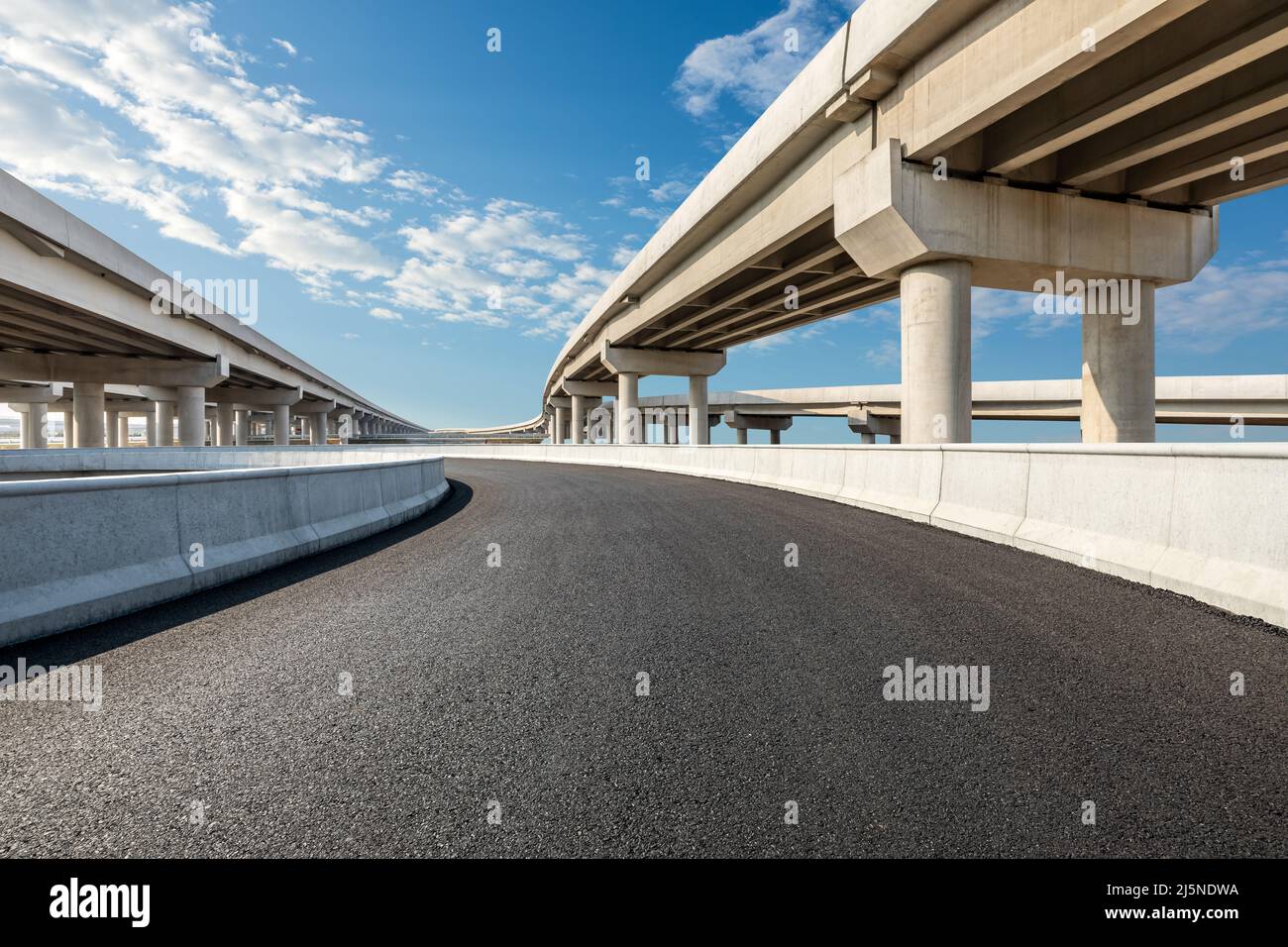 Under freeway architecture hi-res stock photography and images - Alamy
