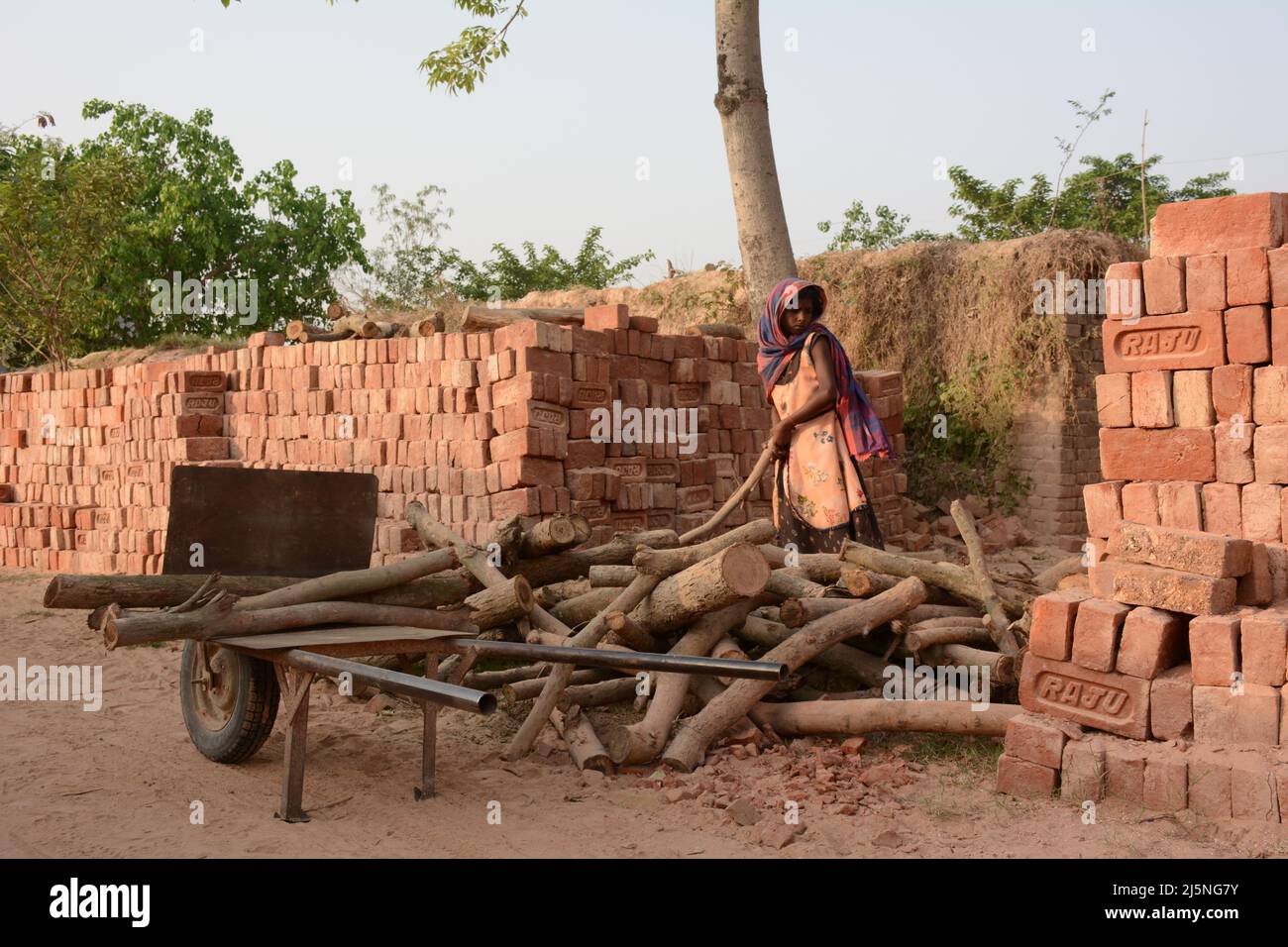 Women migrant labourers hi-res stock photography and images - Alamy