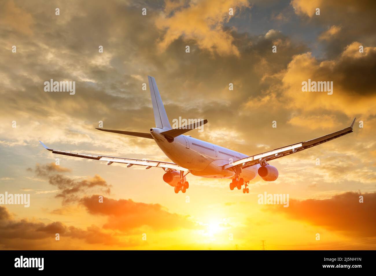 Airliner sunset hi-res stock photography and images - Alamy