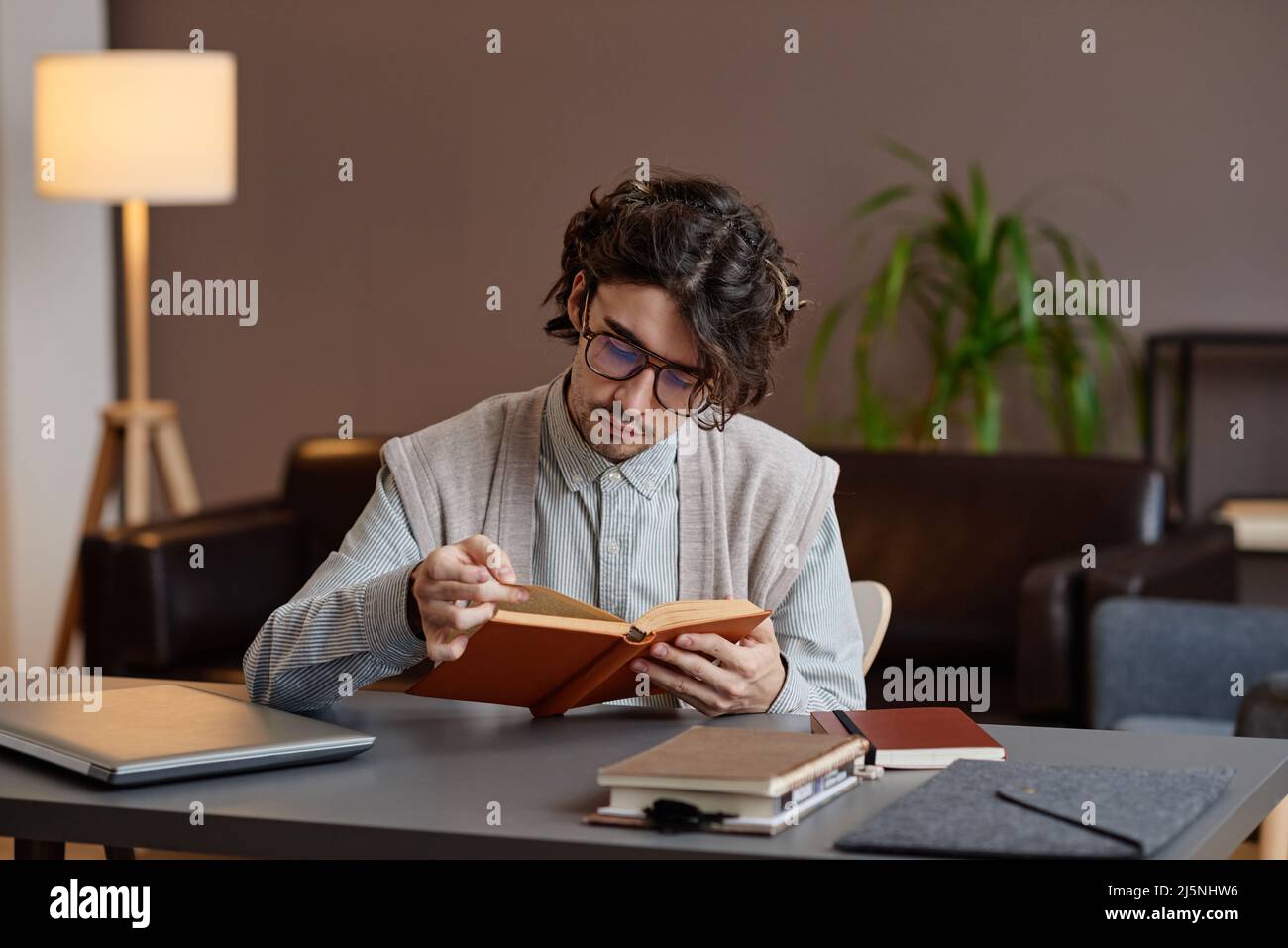 Doctor desk waiting hi-res stock photography and images - Alamy