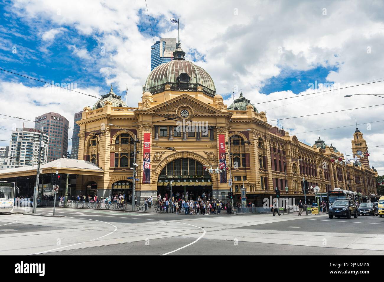 MELBOURNE, AUSTRALIA - OCTOBER 14, 2013: Heavy traffic in the morning ...