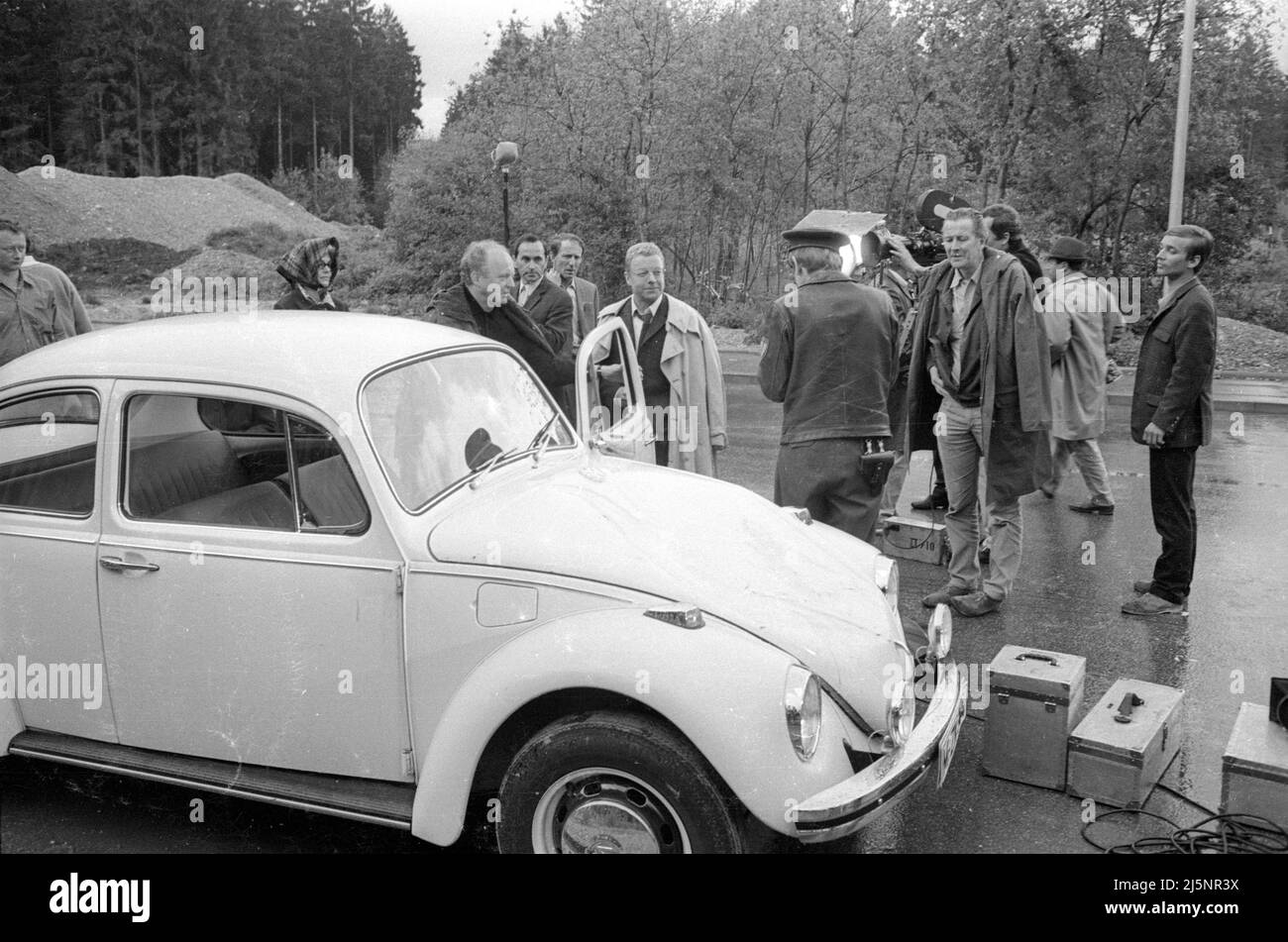 Heinz Rühmann during the shooting of the film "Die Ente klingelt um ...