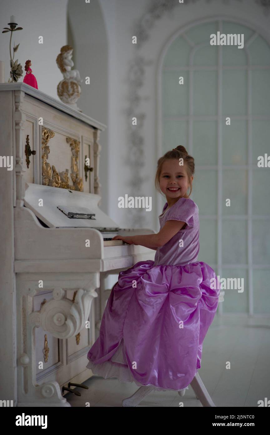 Beautiful girl playing grand piano hi-res stock photography and images ...