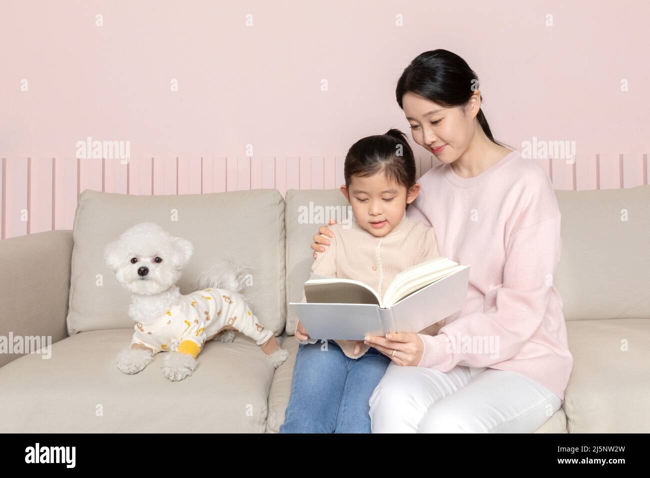 Reading korean book child hi-res stock photography and images - Alamy