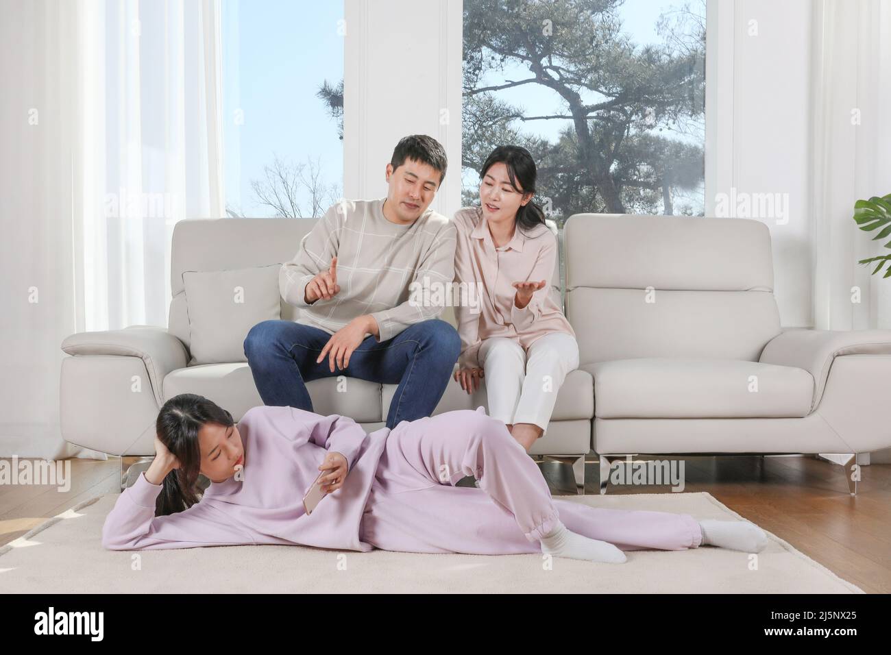 Asian Korean family Photo of parents who are dissatisfied with their ...