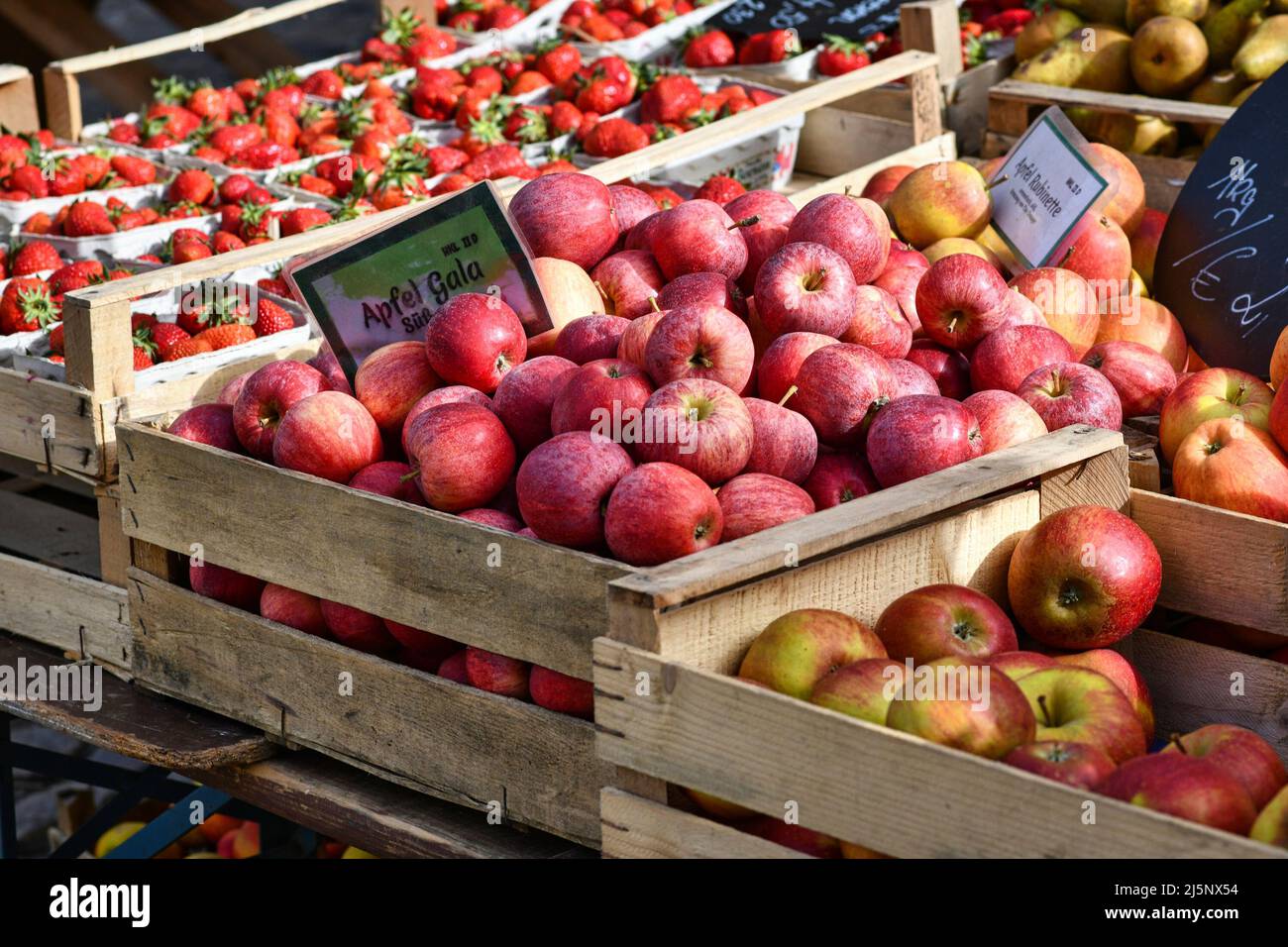 Red apples apple fruit fruits market hi-res stock photography and ...