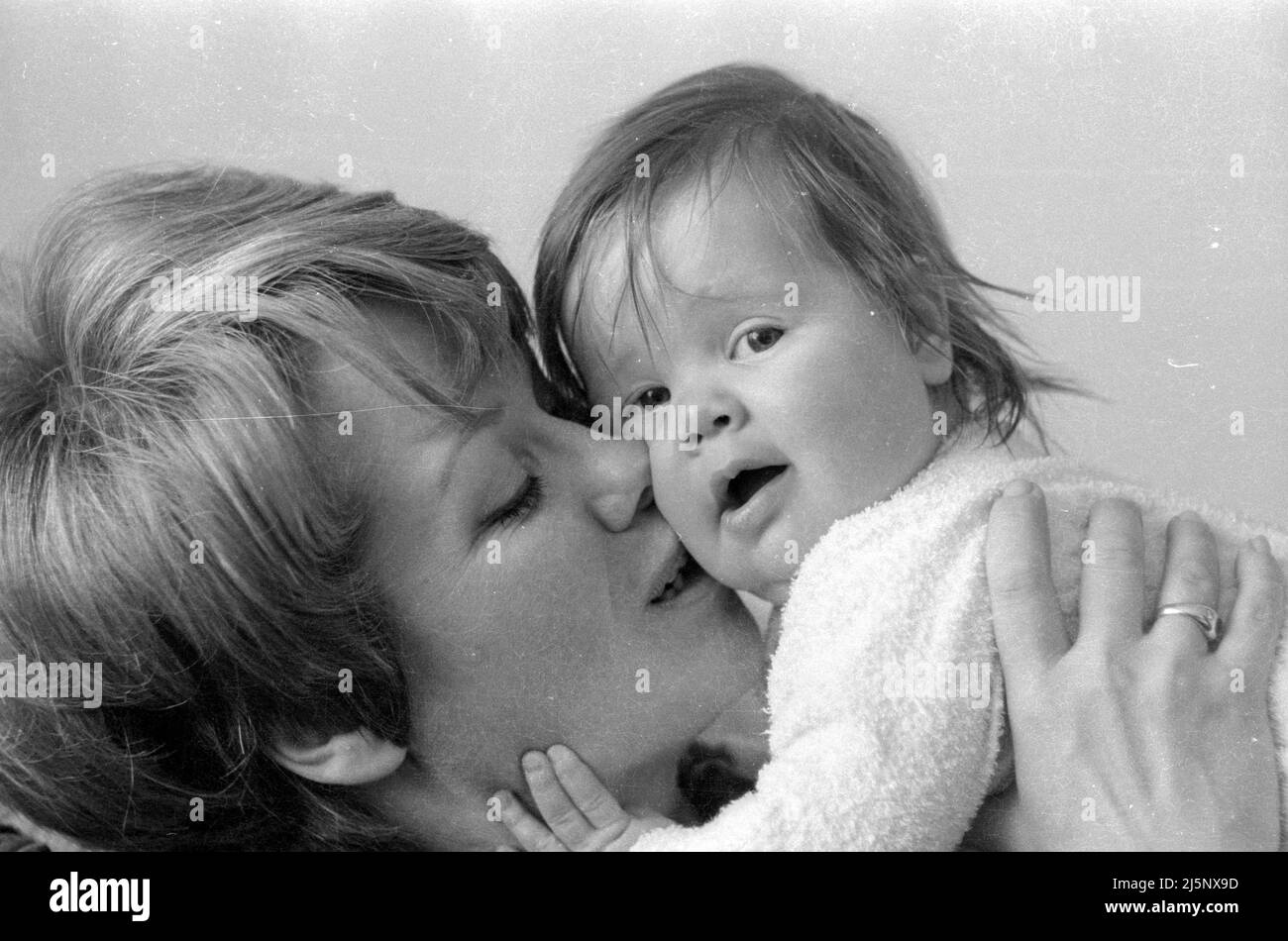 The actress Maria Sebaldt with her daughter. [automated translation ...