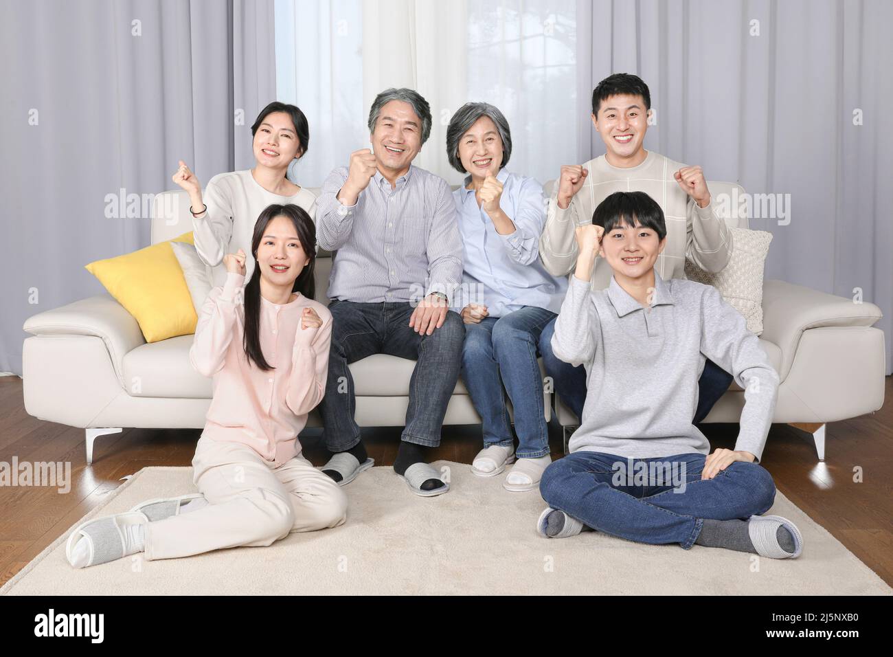 Family cheer hi-res stock photography and images - Alamy