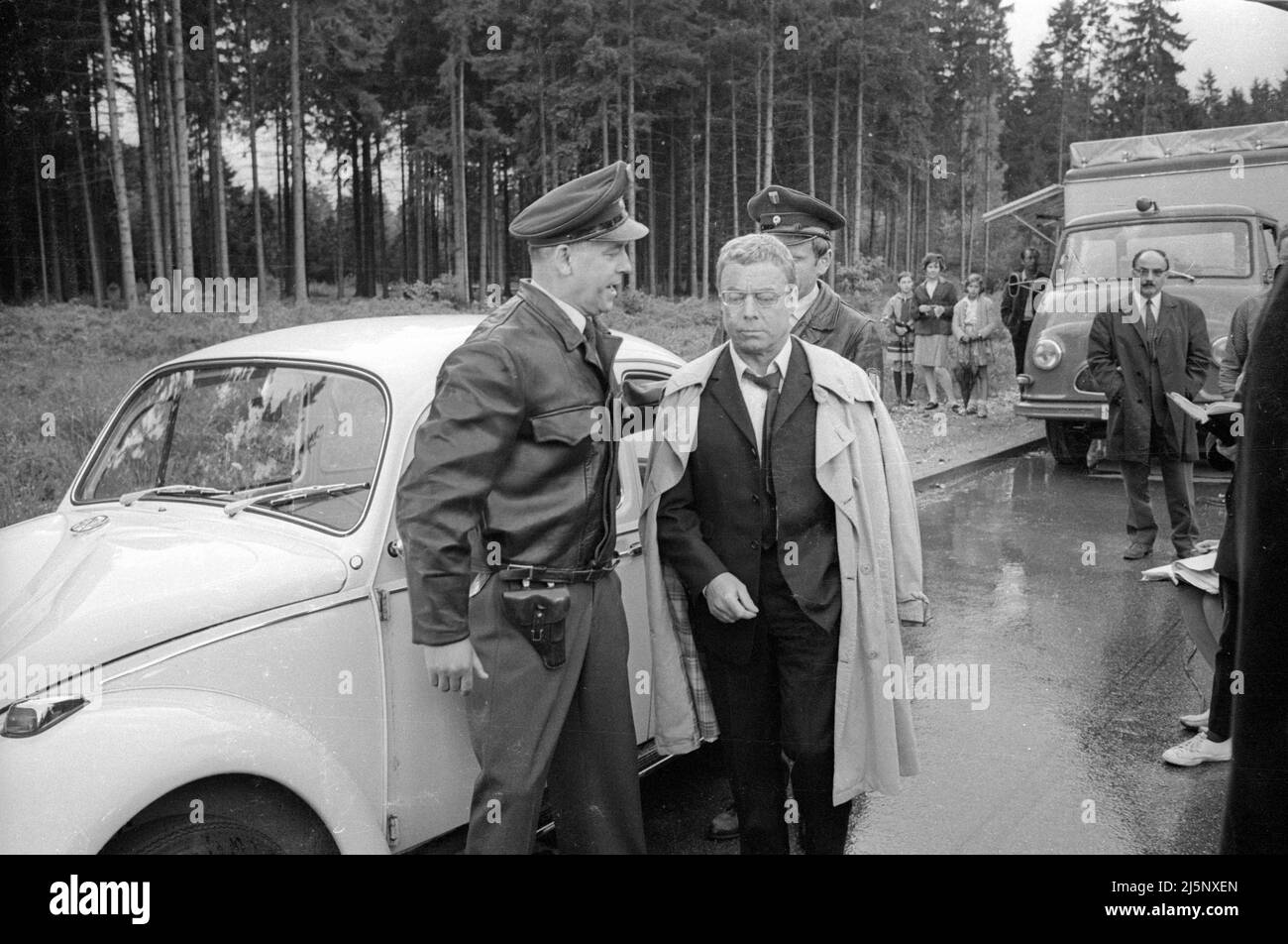 Heinz Rühmann during the shooting of the film "Die Ente klingelt um ...