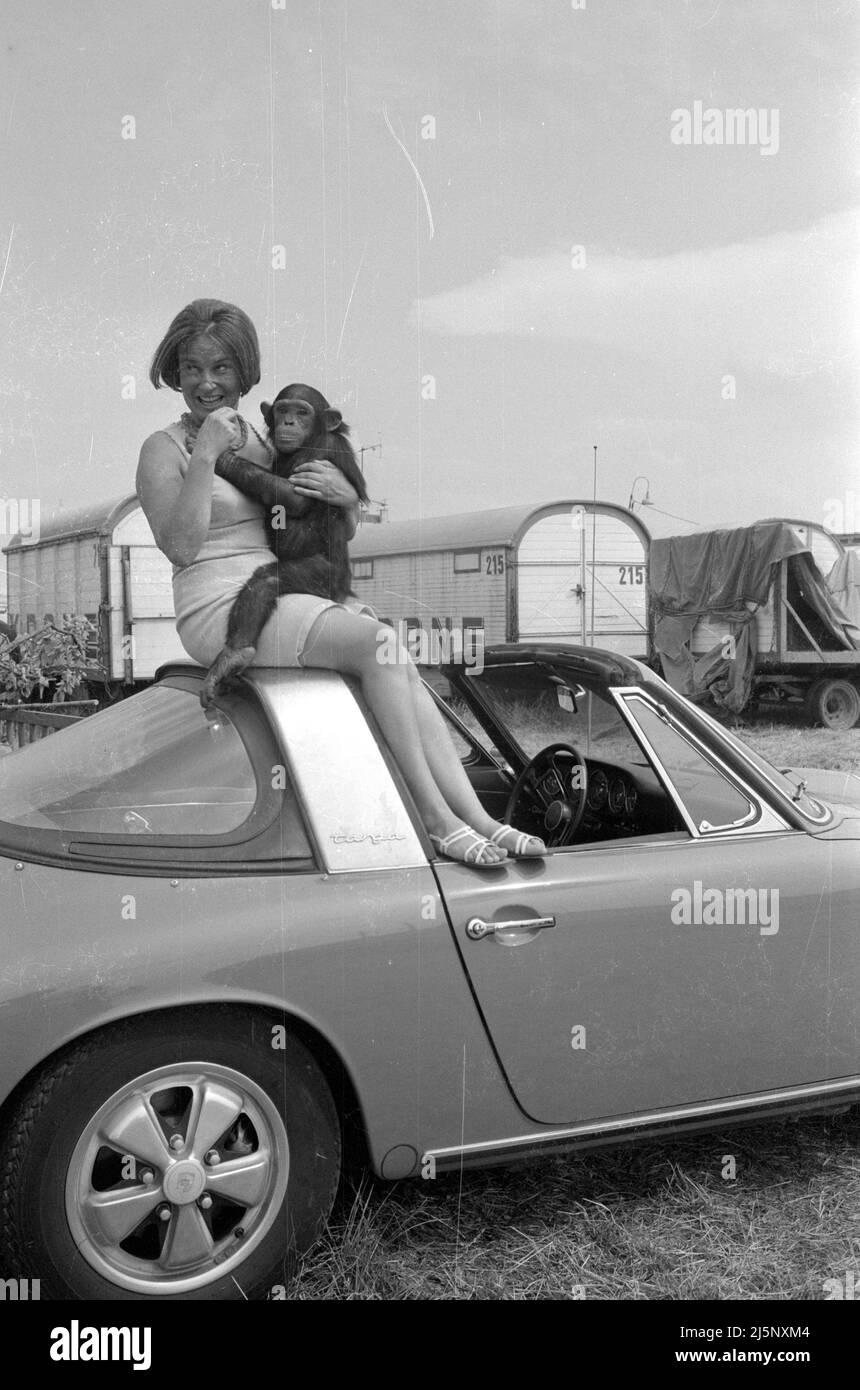 Photo series of a visit of the photographer to the Circus Krone ...