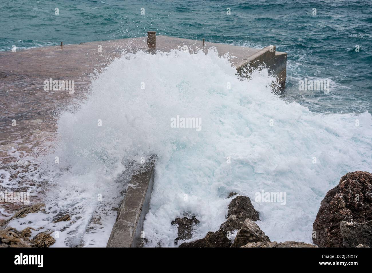 Breaking splash hi-res stock photography and images - Alamy