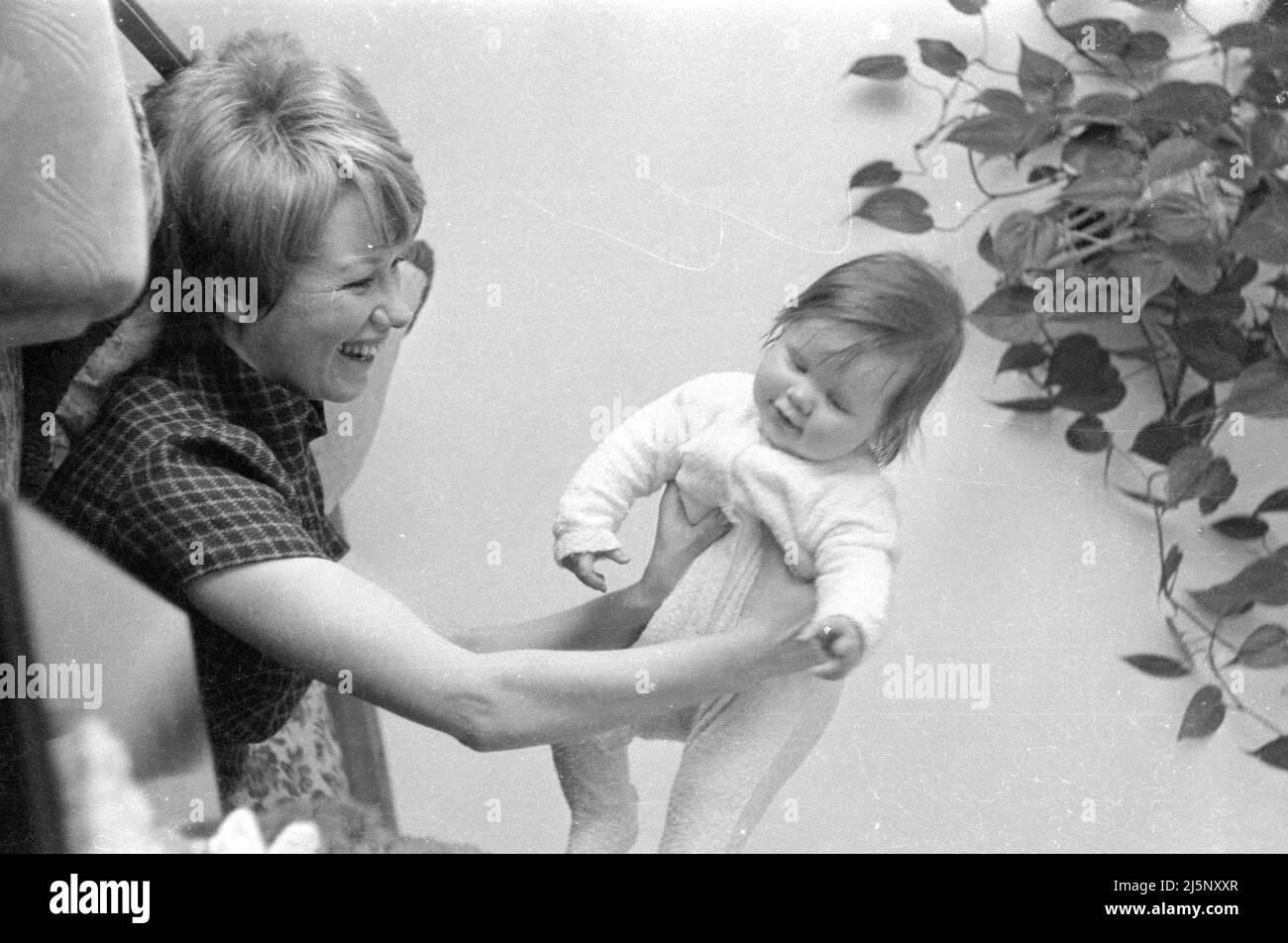 The actress Maria Sebaldt with her daughter. [automated translation ...